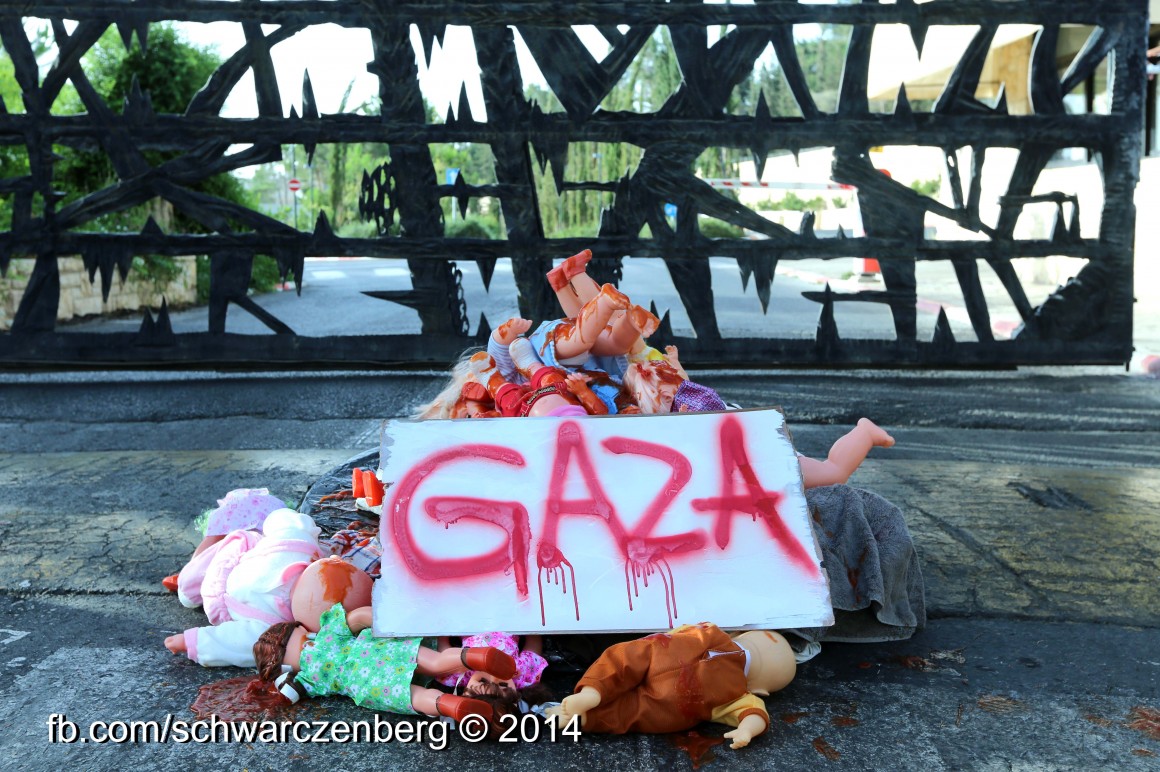 Jewish activists light children’s dolls on fire at Yad Vashem to ...