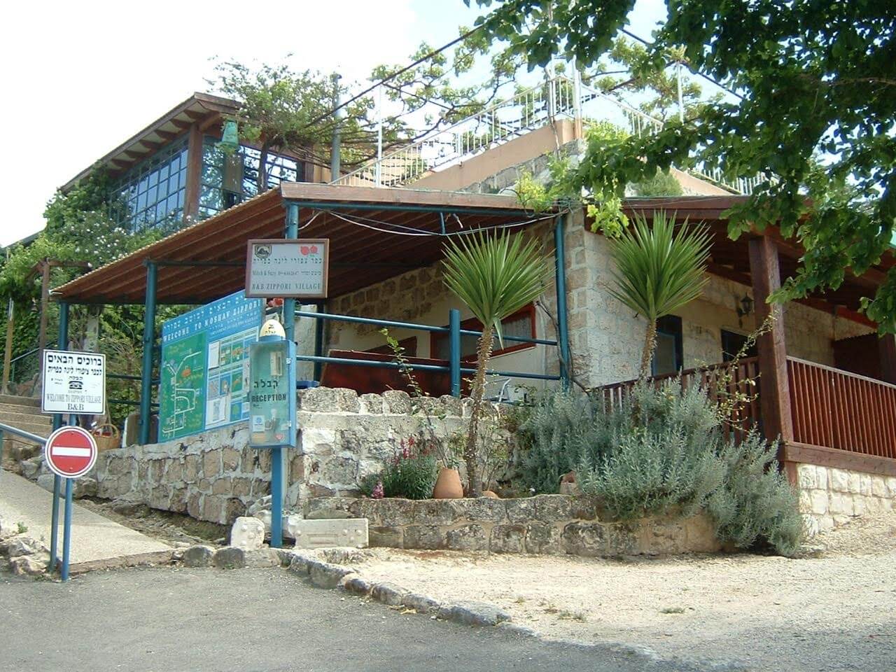 An unlikely dramatic hero, poet Taha Muhammad Ali takes the Kennedy ...